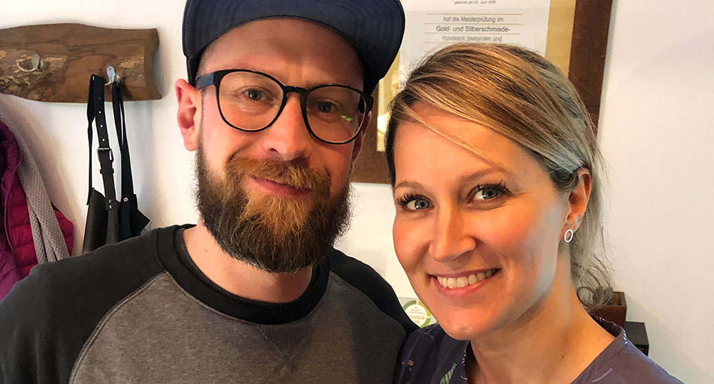 Selbst geschmiedete Eheringe mit Sarah und Christian - Die Goldwerkstatt